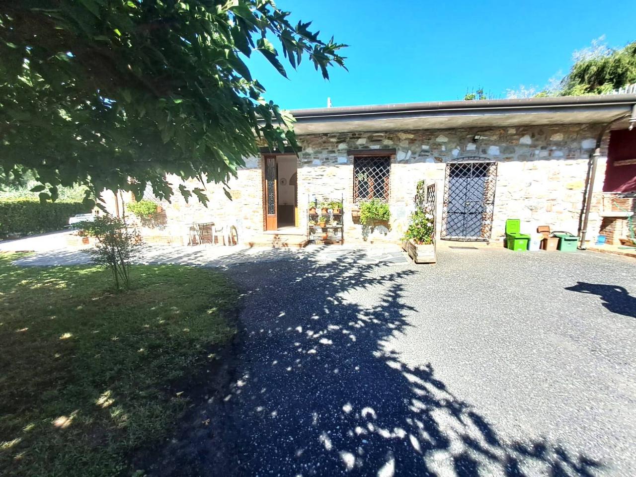 Casa indipendente in affitto a Massa