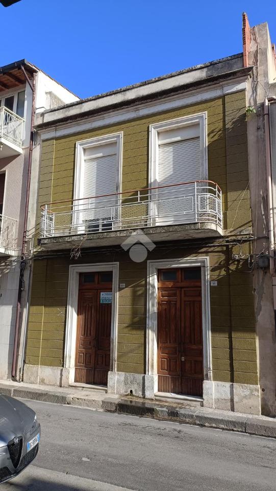 Palazzo in vendita a Floridia