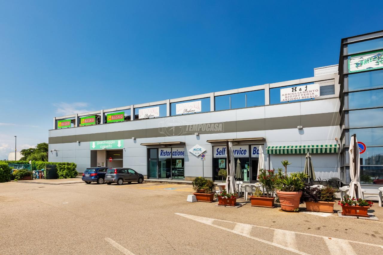 Negozio in vendita a Santena