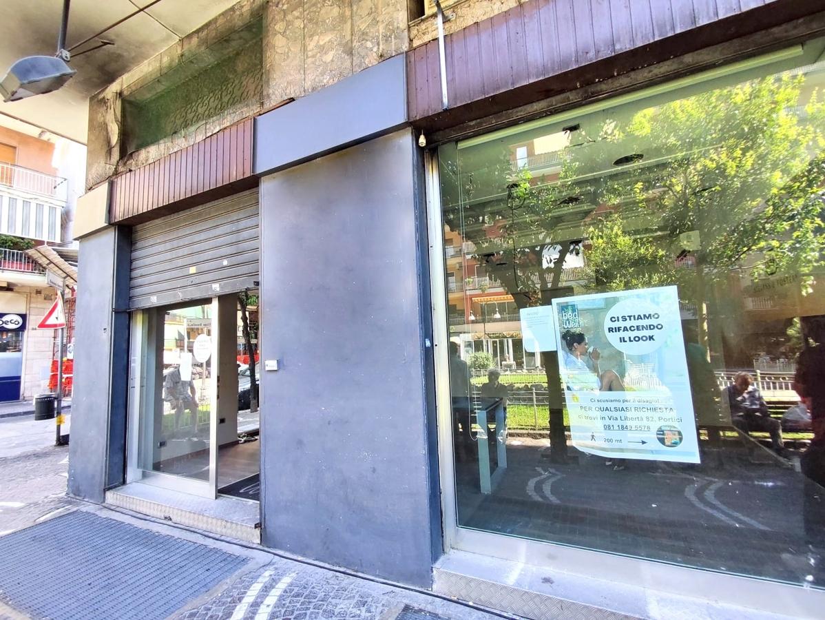 Negozio in affitto a Portici