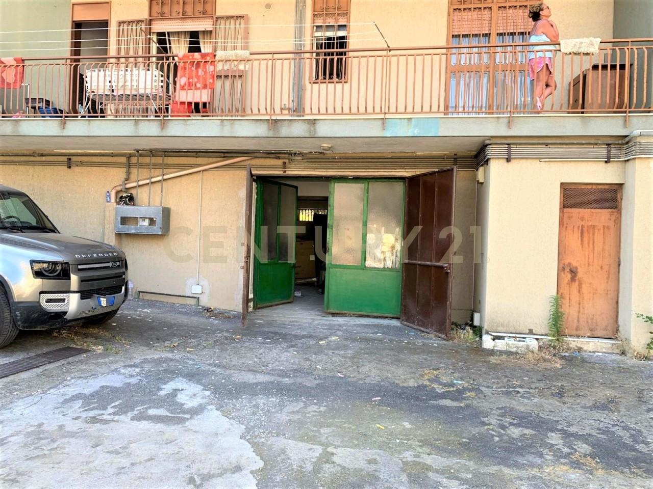 Magazzino in vendita a Gravina Di Catania