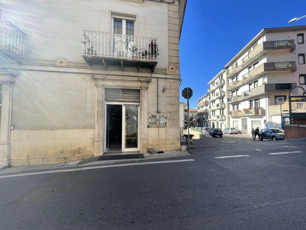 Locale commerciale in vendita a Ariano Irpino