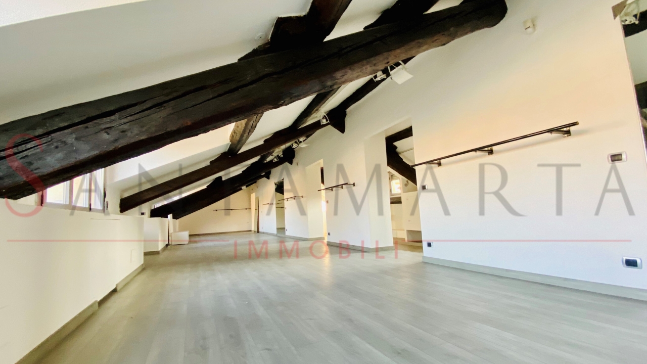 Showroom in affitto a Milano