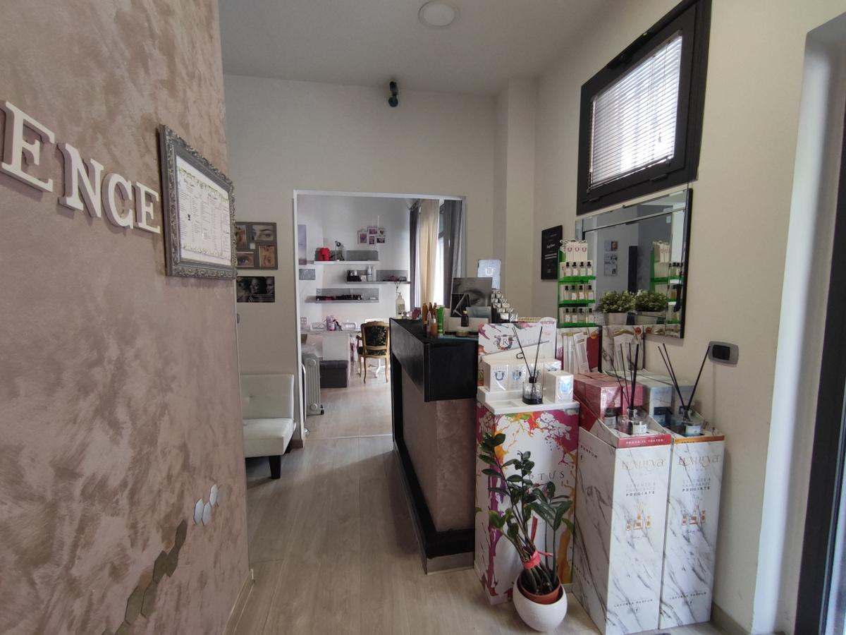 Esercizio commerciale in affitto a Nettuno