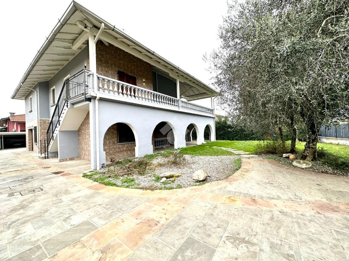 Villa in vendita a Calcinate