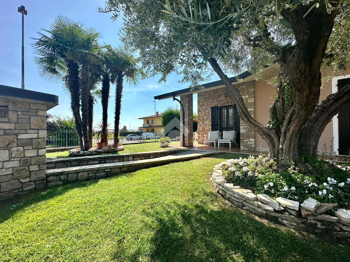 Villa in vendita a Calcinate