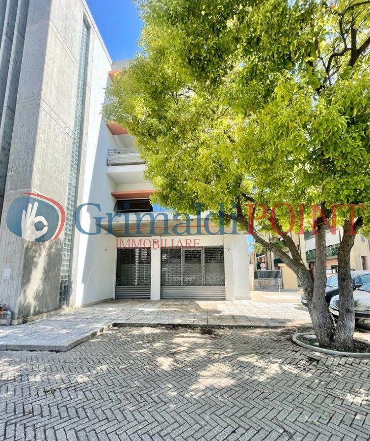 Negozio in affitto a Lecce