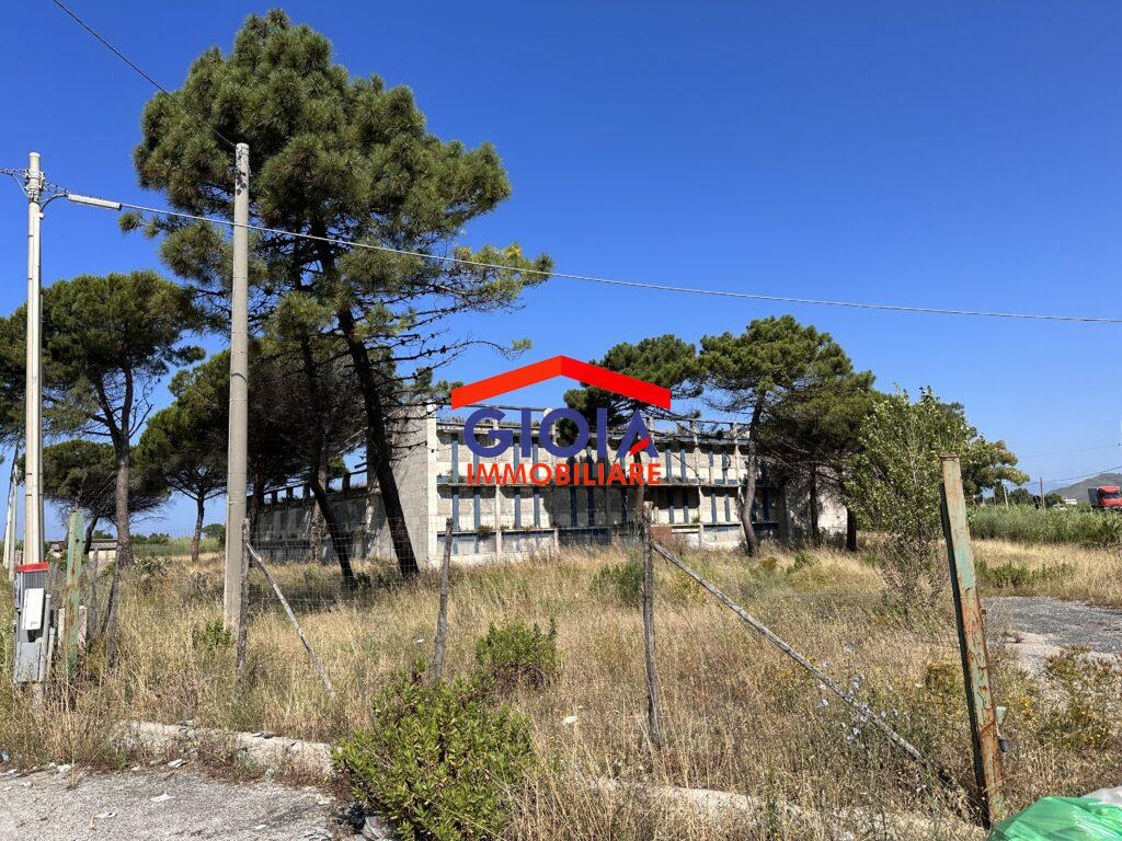 Immobile commerciale in vendita a Mondragone