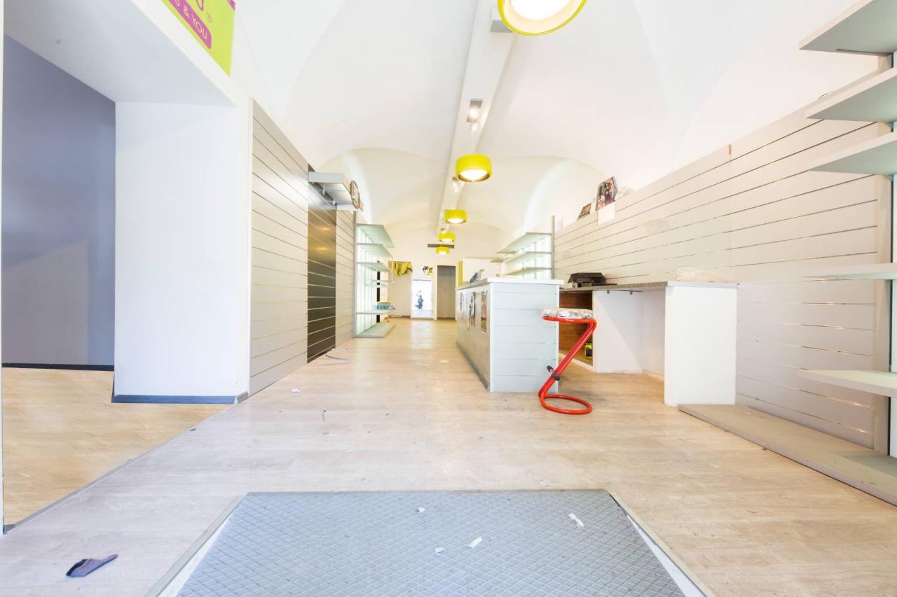 Esercizio commerciale in vendita a Genova
