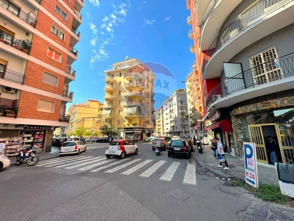 Negozio in affitto a Napoli