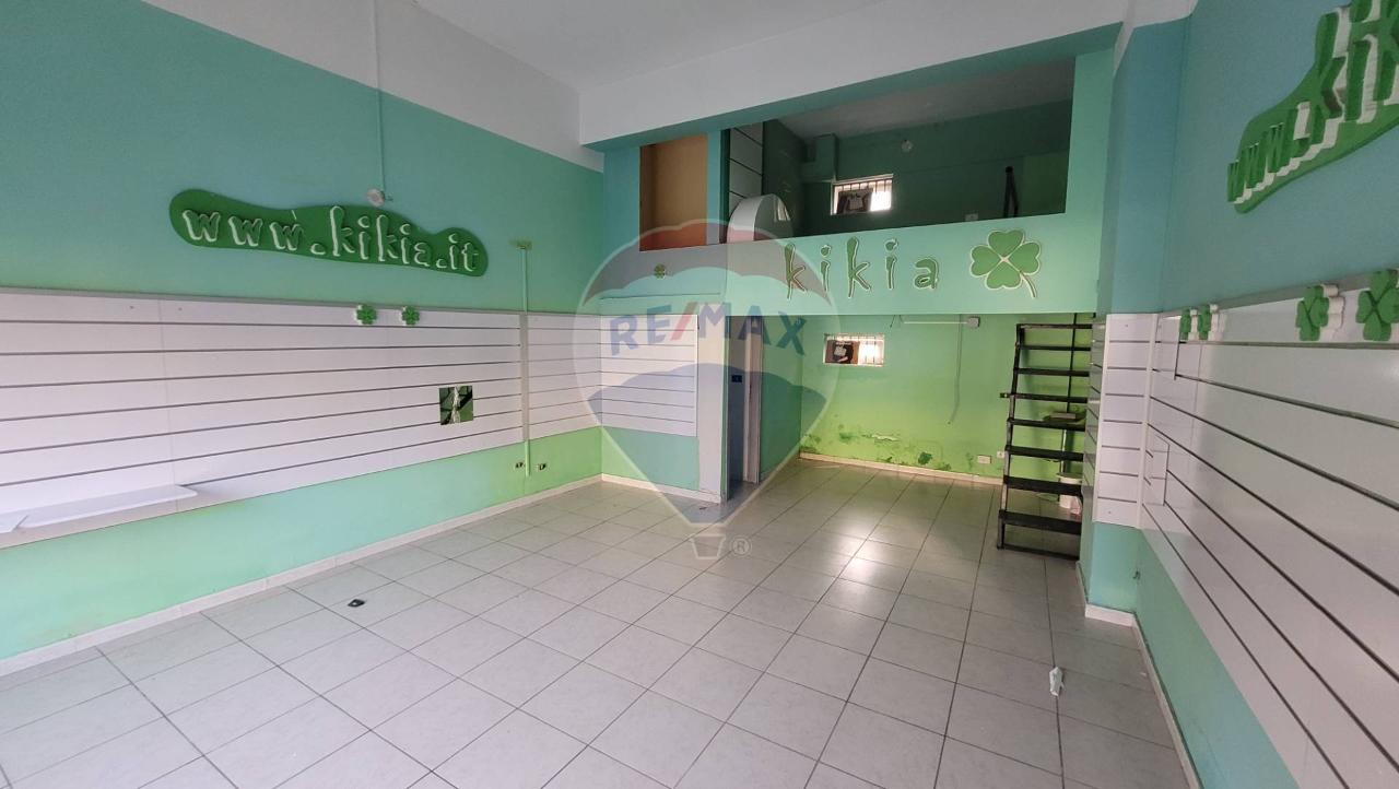 Esercizio commerciale in affitto a Favara