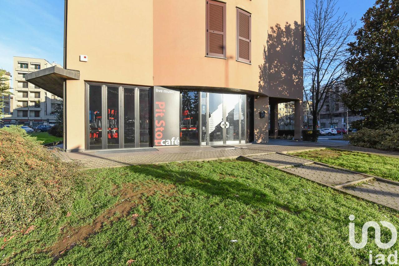 Esercizio commerciale in vendita a Vedano Al Lambro