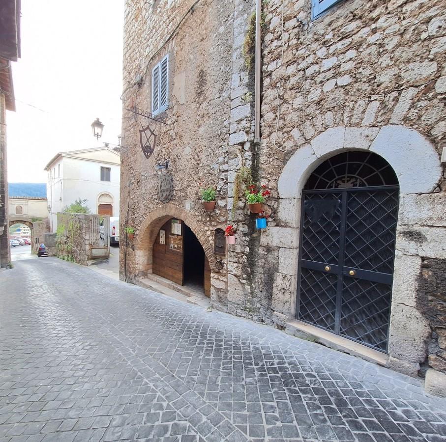 Esercizio commerciale in affitto a Alatri