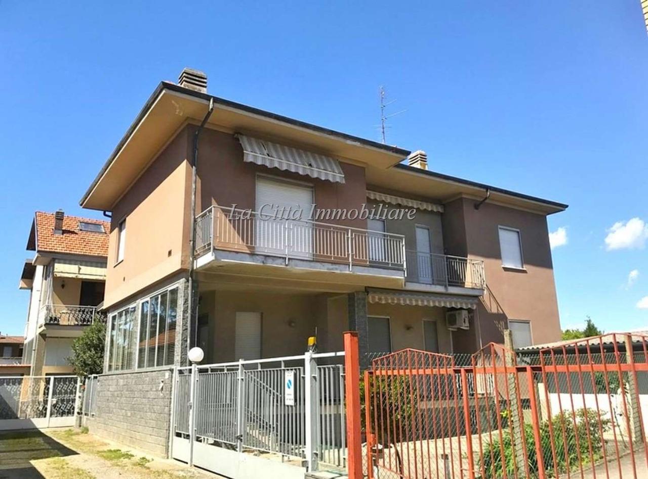 Villa bifamiliare in vendita a Galliate