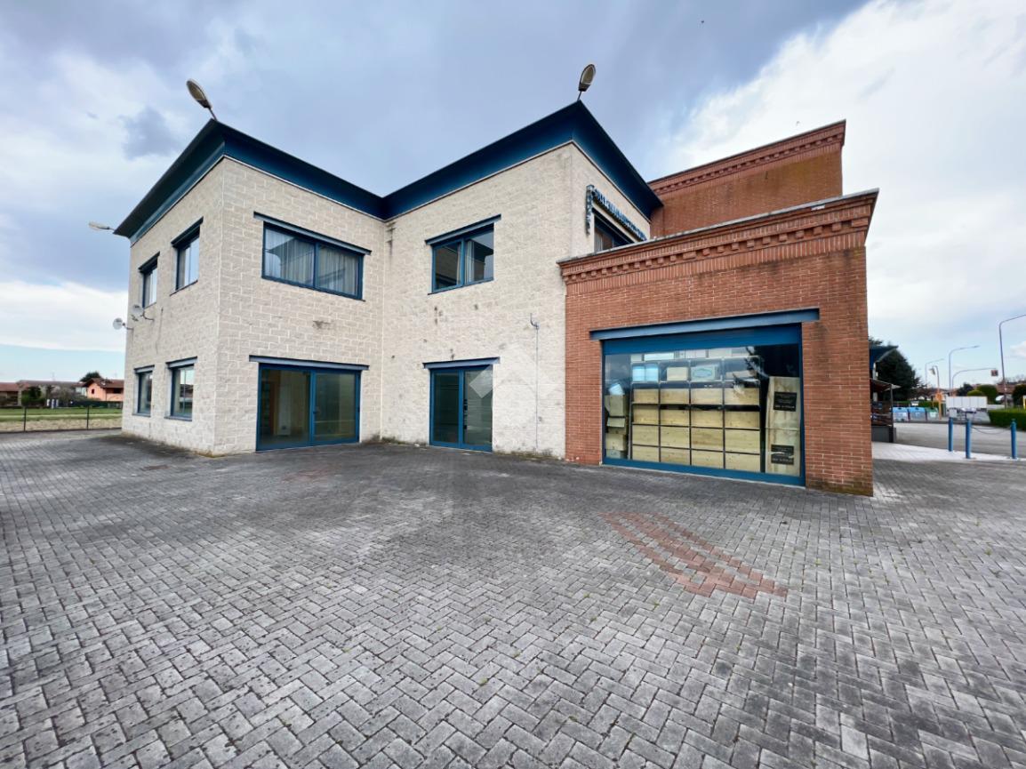 Palazzina commerciale in vendita a Strambino
