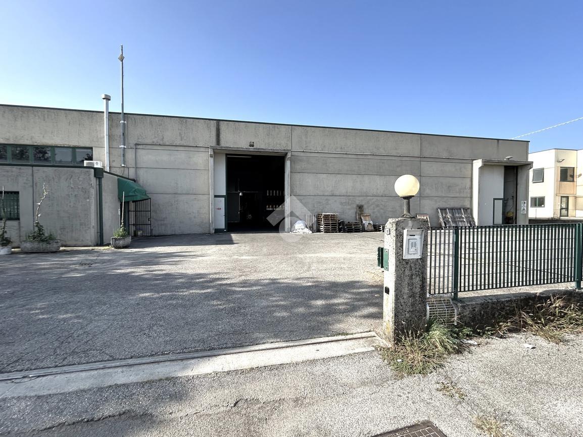 Capannone in vendita a Paese