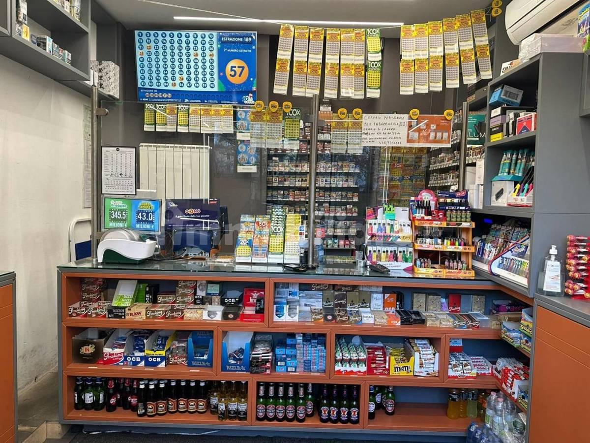 Esercizio commerciale in vendita a Milano