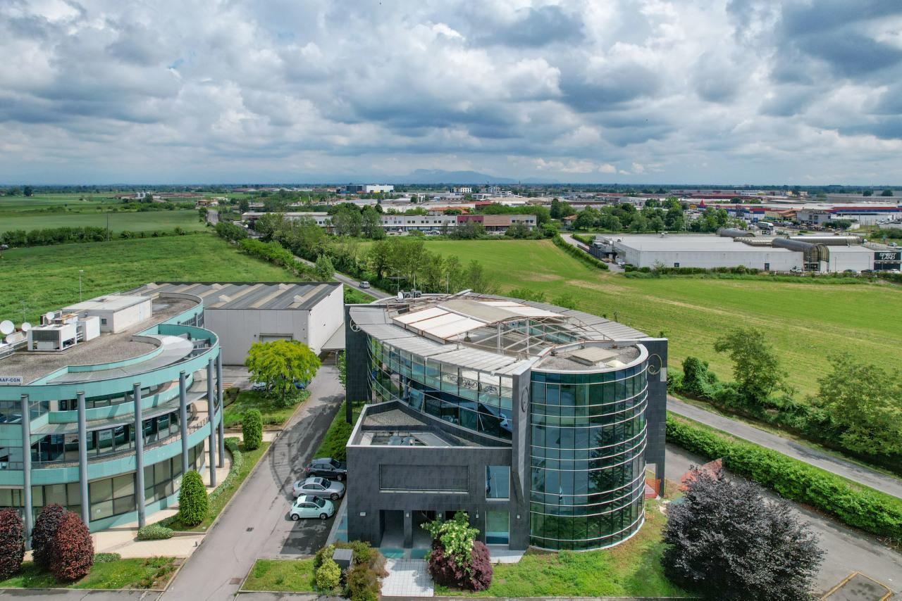 Palazzina commerciale in affitto a Orzinuovi
