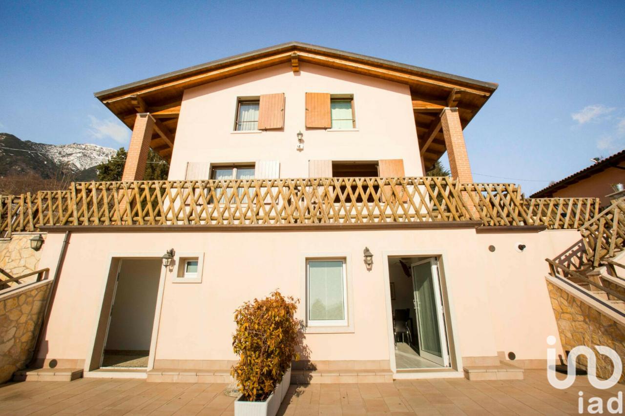 Villa in vendita a Ferrara Di Monte Baldo