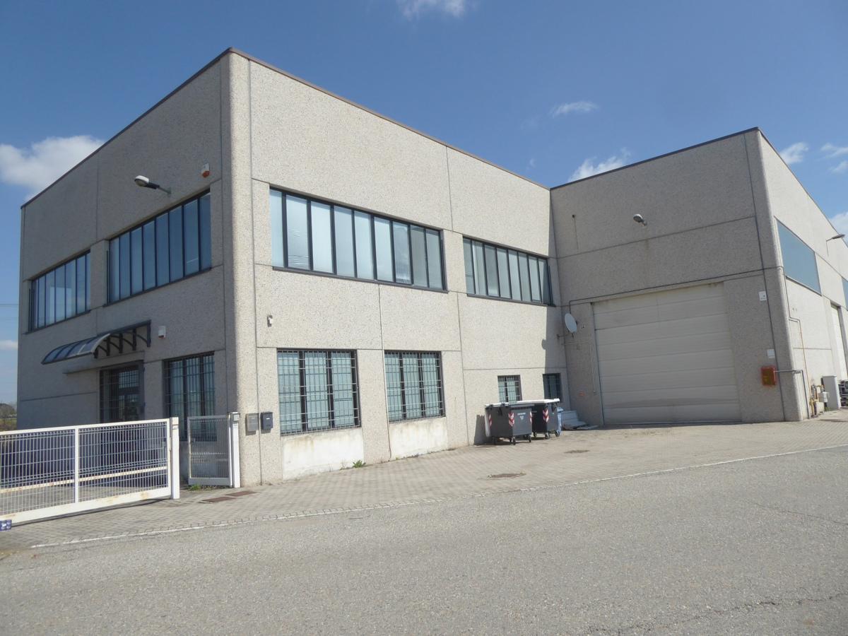 Capannone in vendita a Cameri