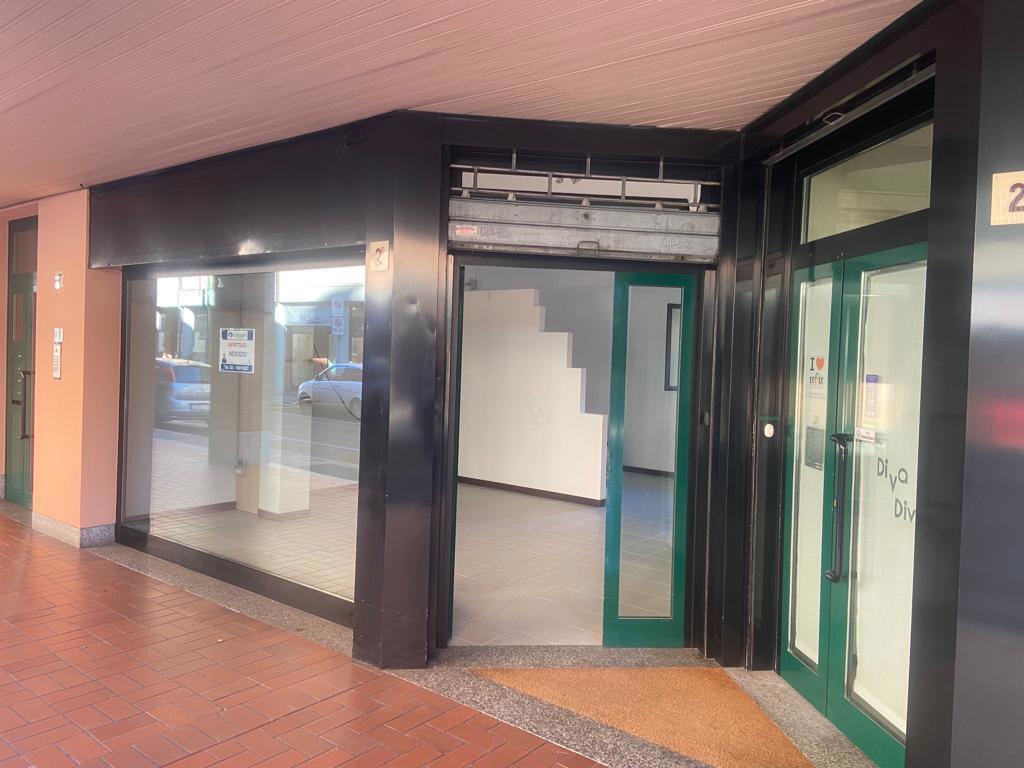 Negozio in affitto a Paderno Dugnano