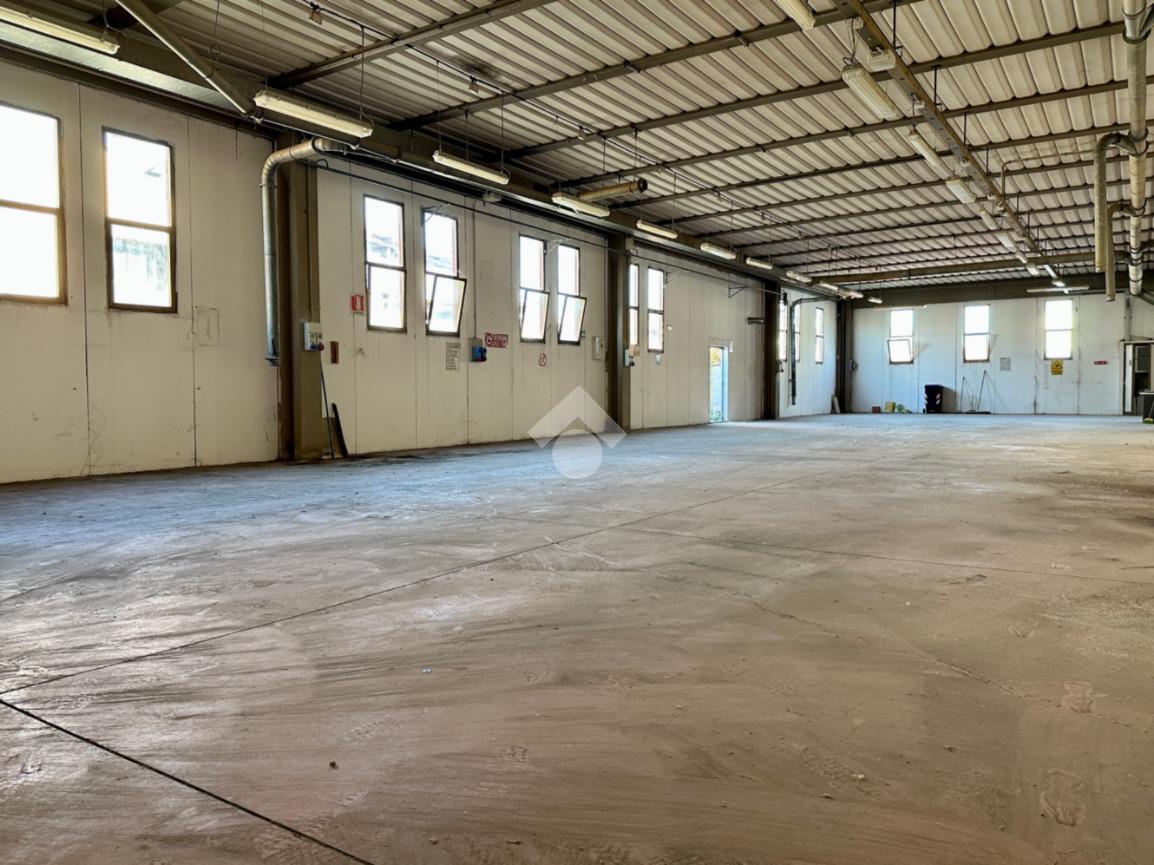 Capannone in vendita a Cascina