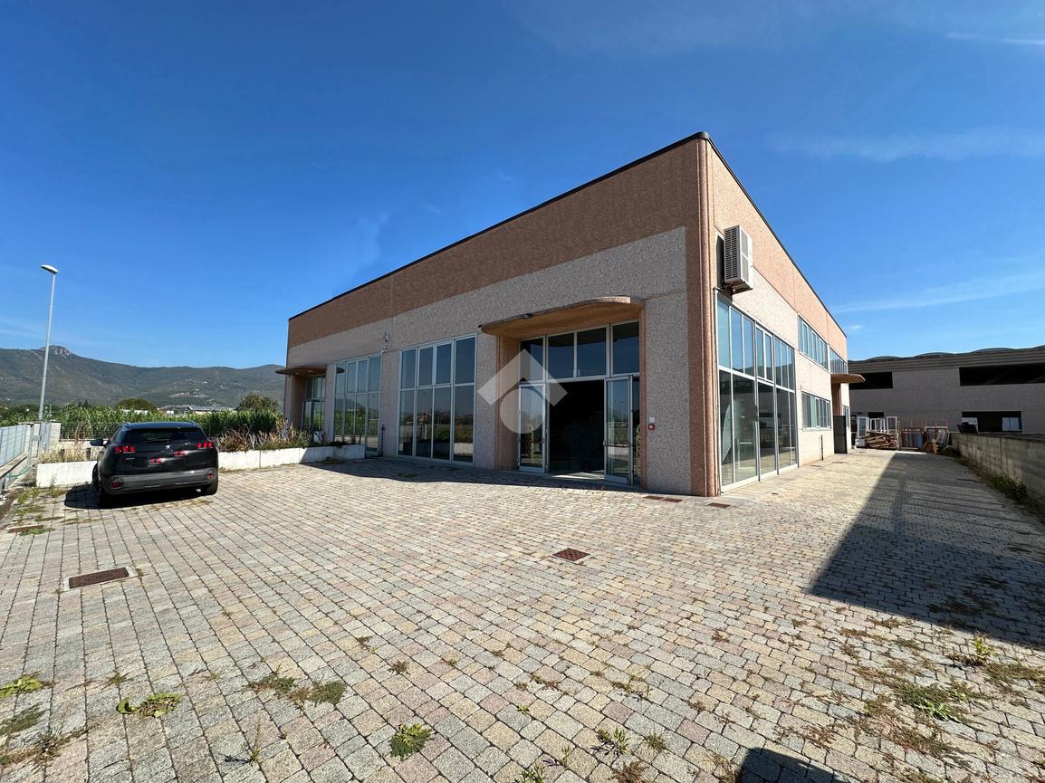 Capannone in vendita a Cascina