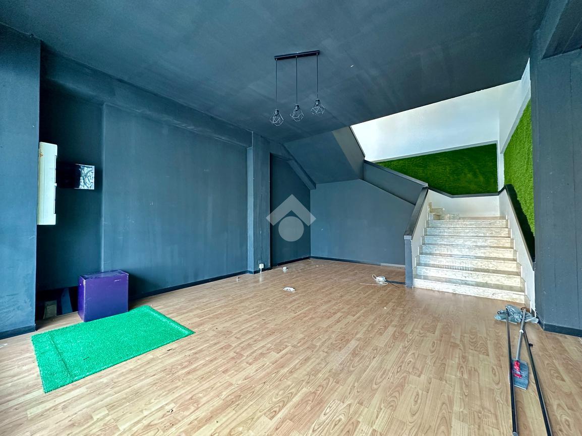 Negozio in affitto a Cascina