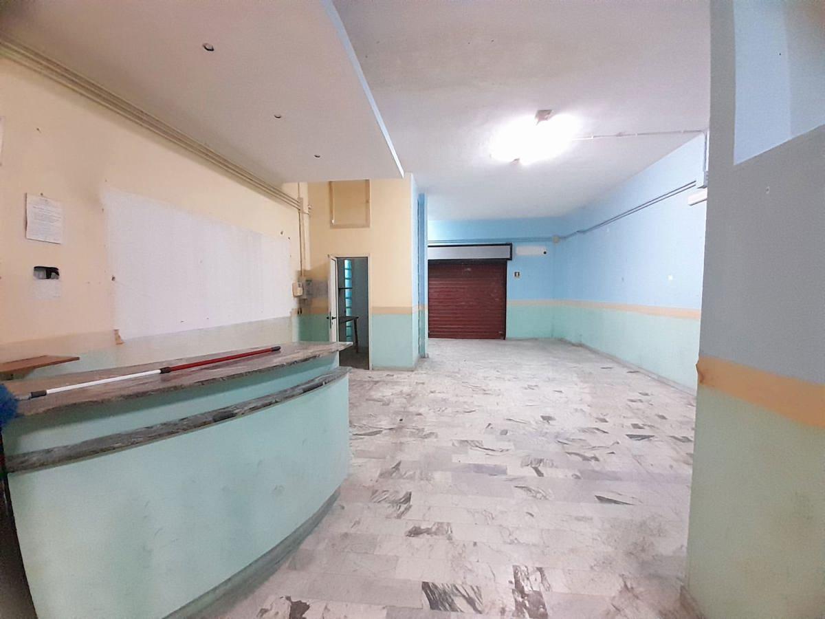 Esercizio commerciale in affitto a Caivano