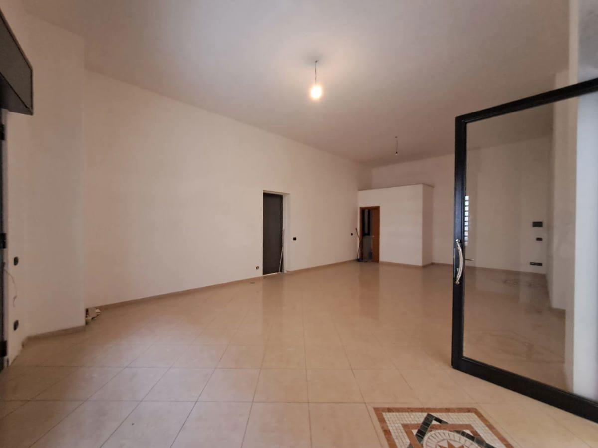 Esercizio commerciale in affitto a Caivano