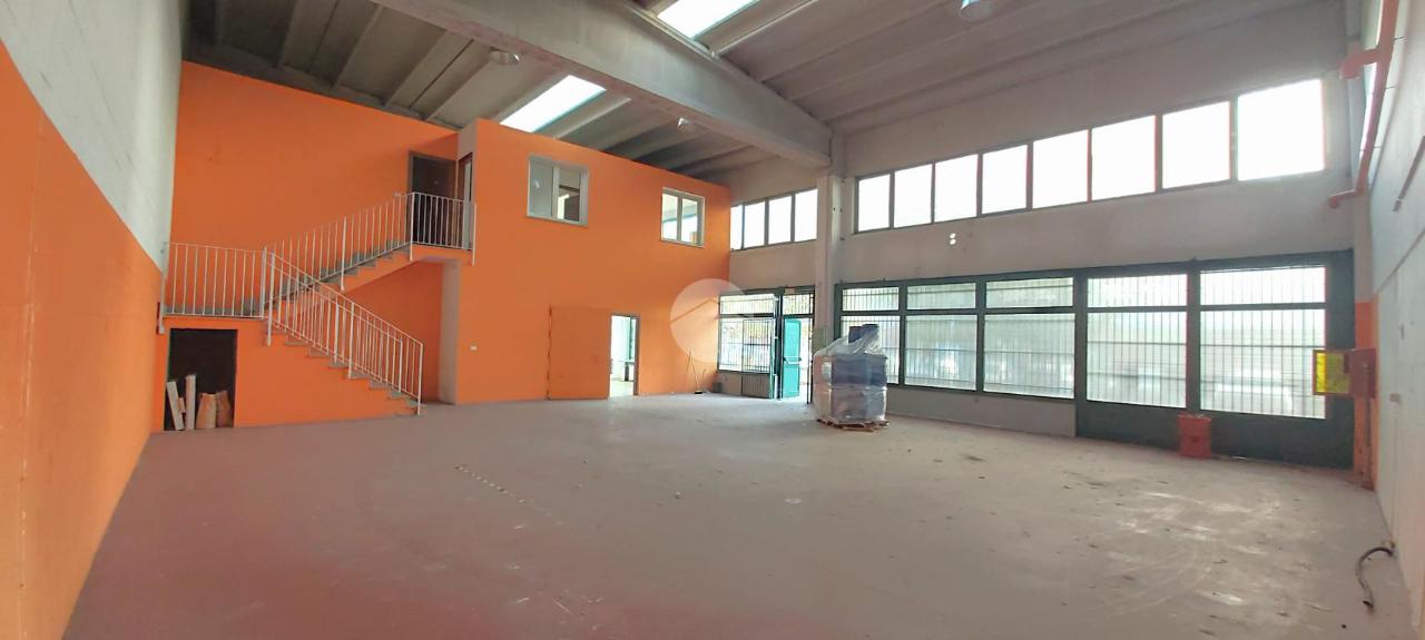 Capannone in vendita a Volpiano