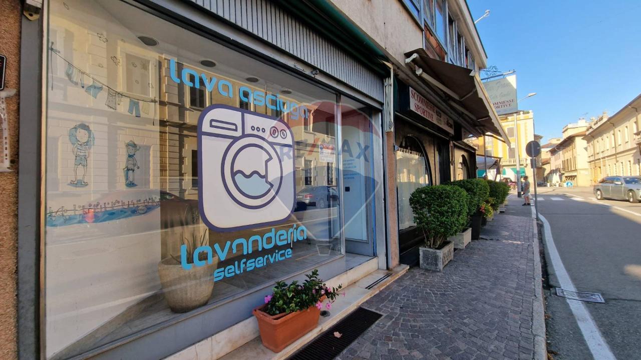 Esercizio commerciale in vendita a Sesto Calende
