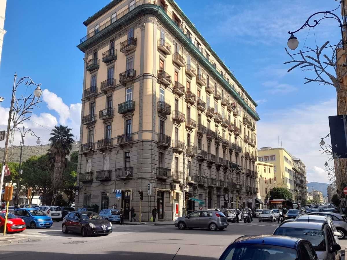 Esercizio commerciale in vendita a Salerno