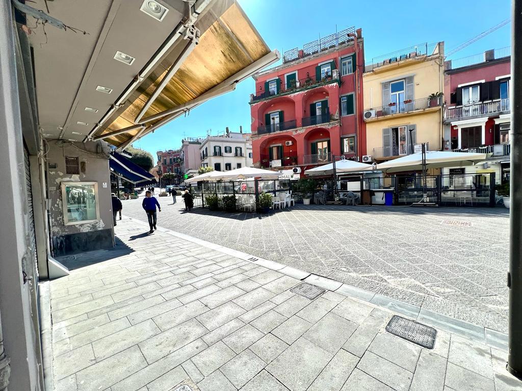 Negozio in affitto a Pozzuoli