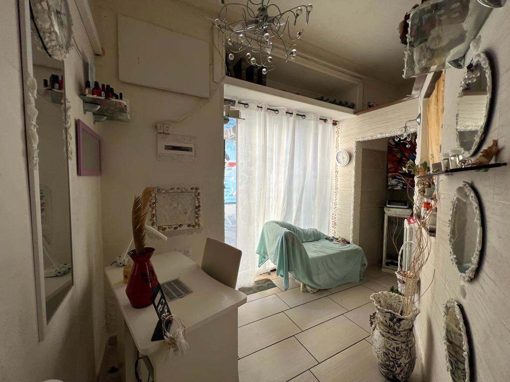 Esercizio commerciale in affitto a Pozzuoli