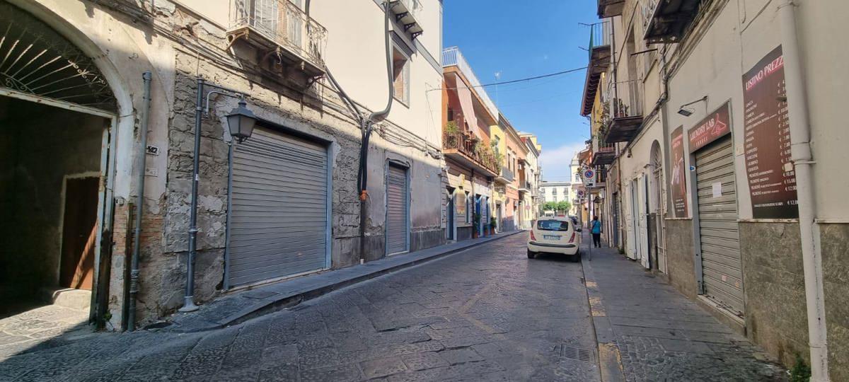 Negozio in affitto a Pomigliano D'Arco
