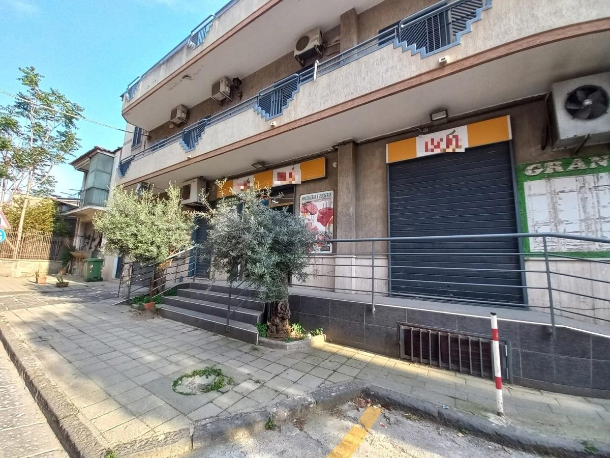Negozio in affitto a Pomigliano D'Arco