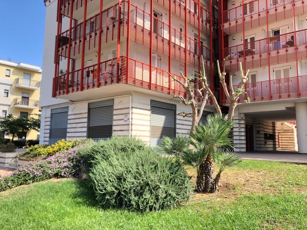 Esercizio commerciale in affitto a Corato