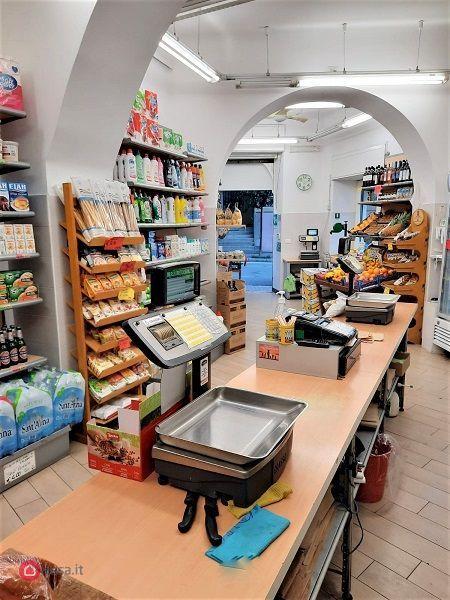 Esercizio commerciale in vendita a Genova