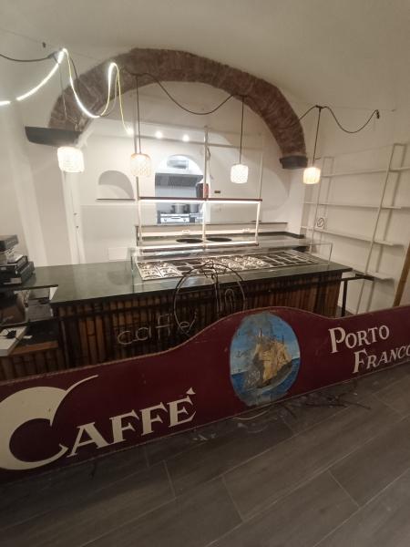 Esercizio commerciale in vendita a Genova