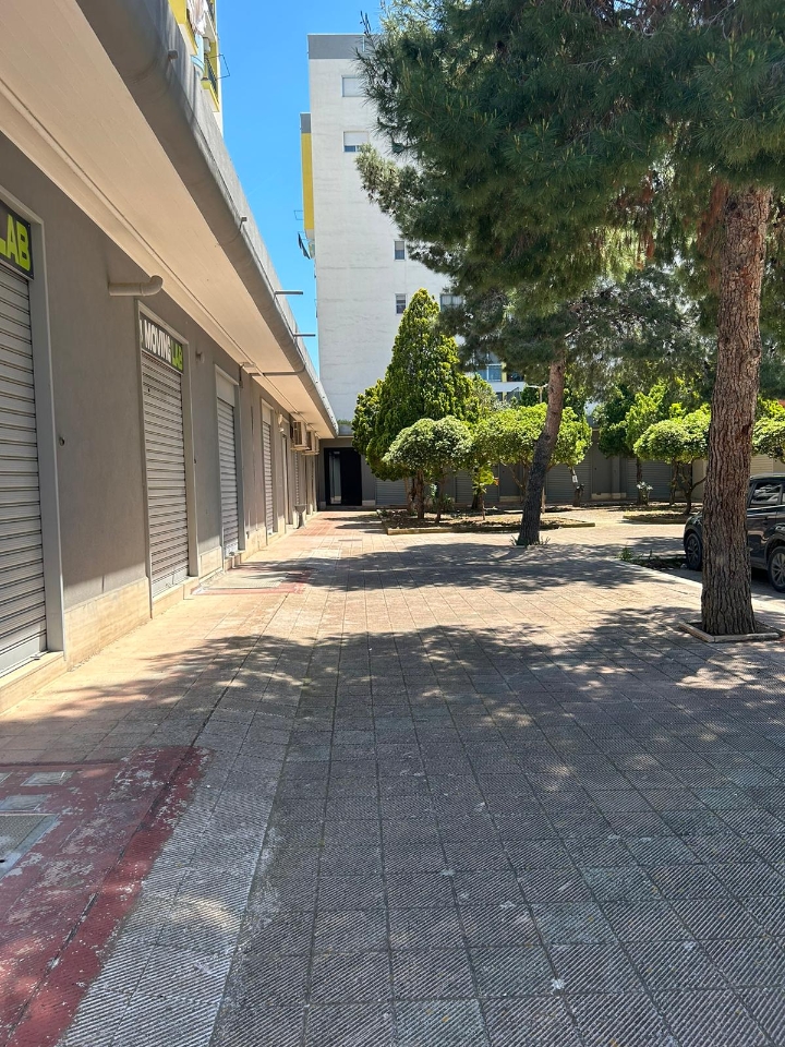 Locale commerciale in vendita a Barletta