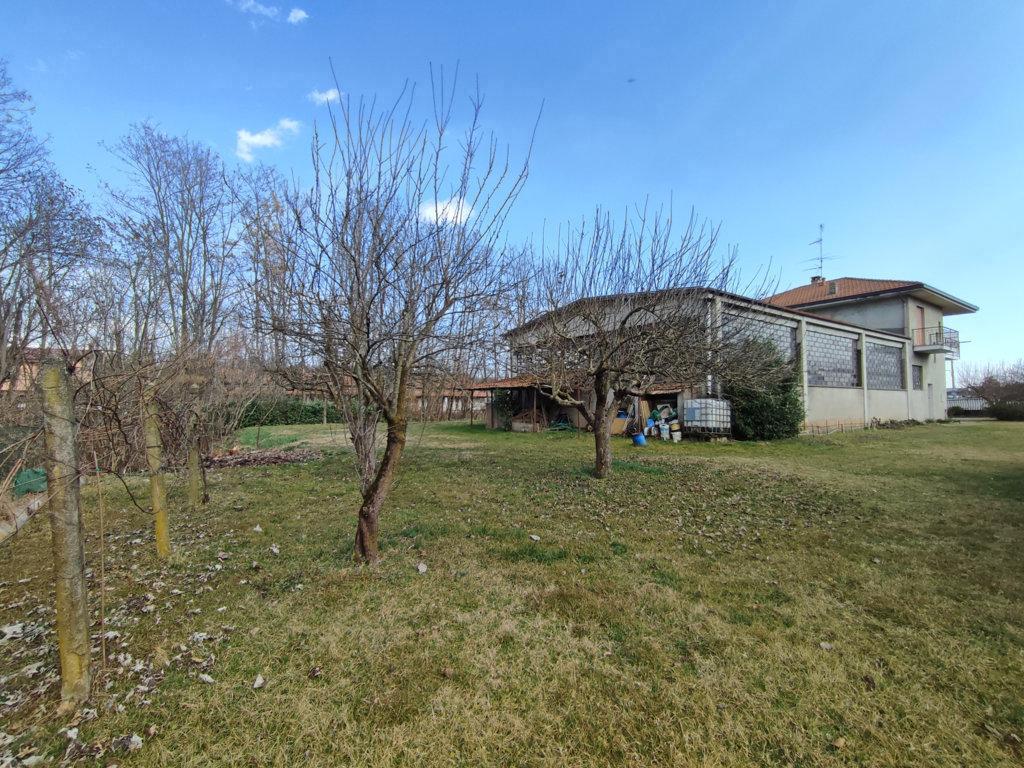 Capannone in vendita a Oleggio Castello