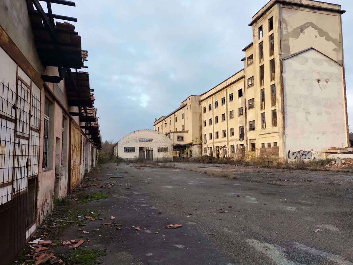 Palazzina commerciale in vendita a Cressa