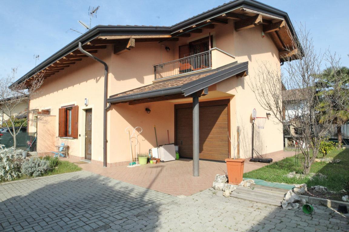 Villa in vendita a Mezzomerico