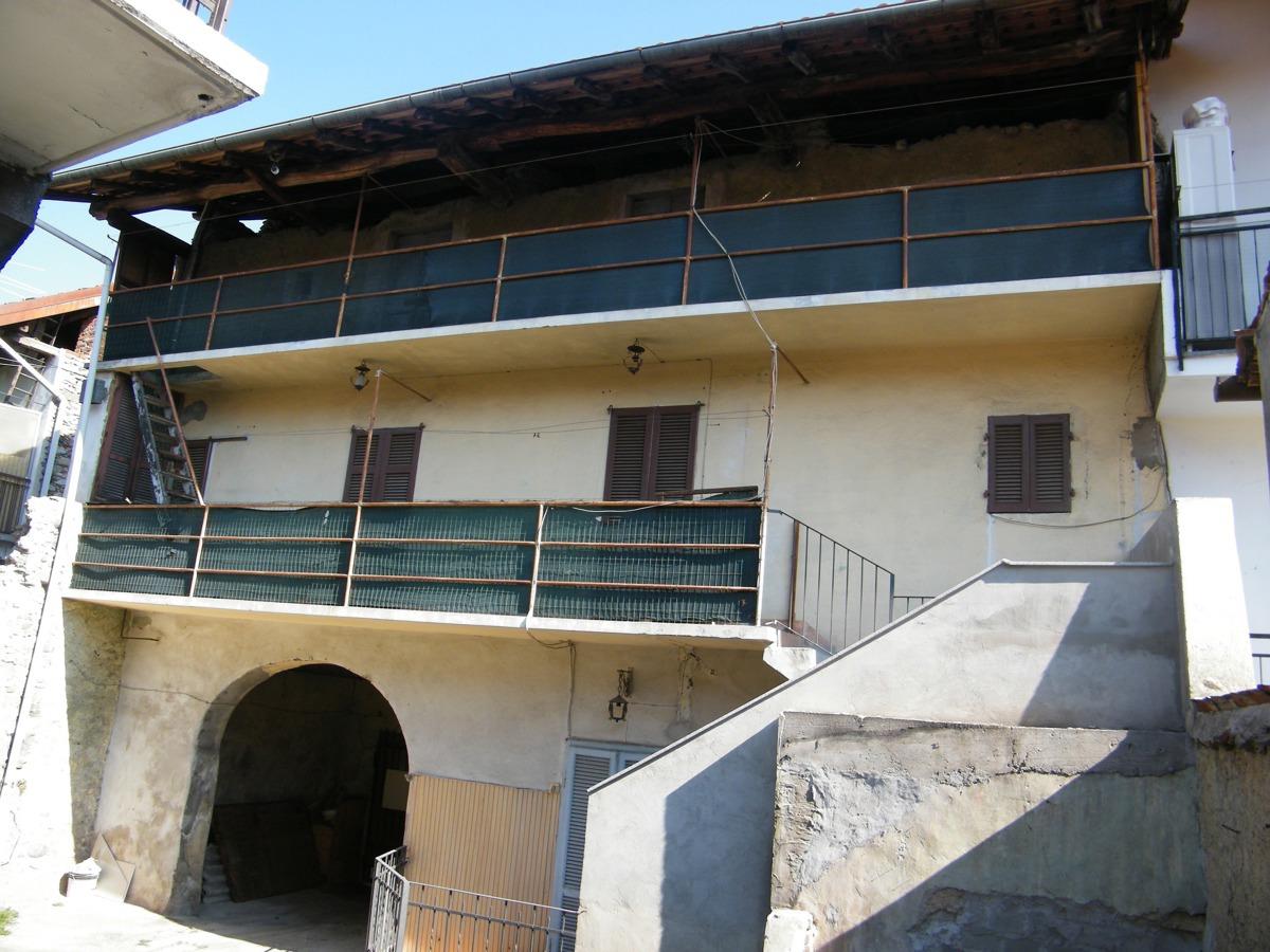 Casa indipendente in vendita a Varallo Pombia