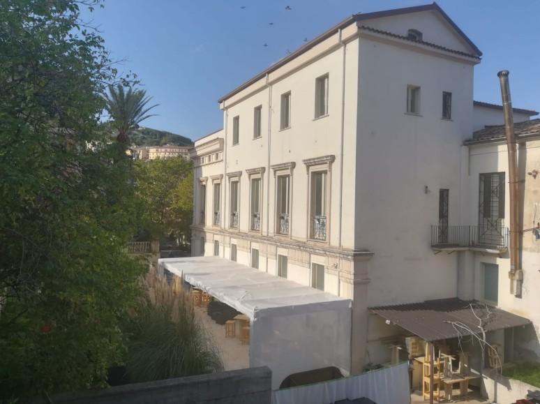 Palazzina commerciale in vendita a Cosenza