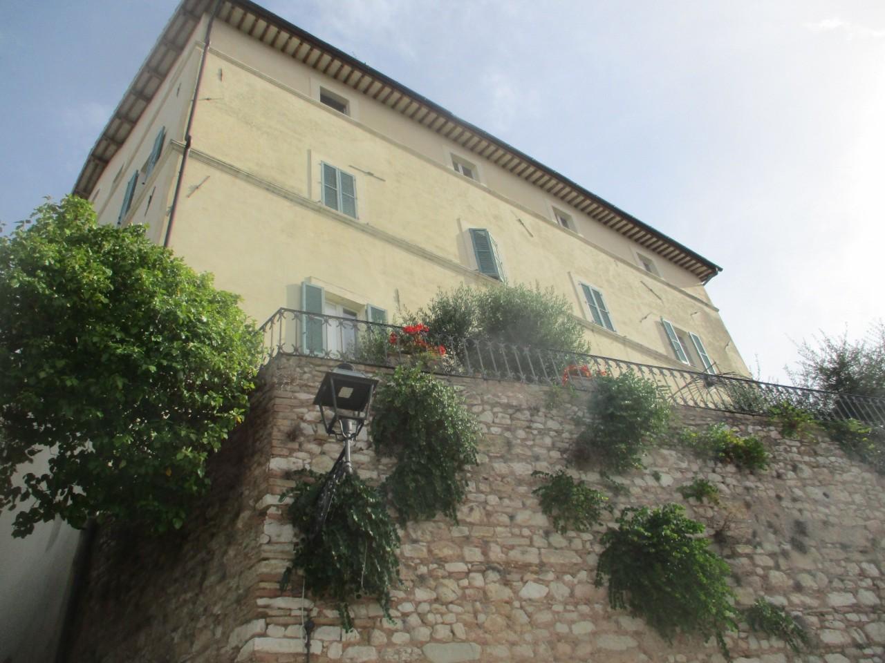Palazzo in vendita a Trevi