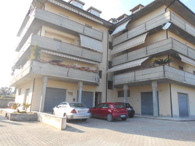 Palazzina commerciale in vendita a Monsampolo Del Tronto