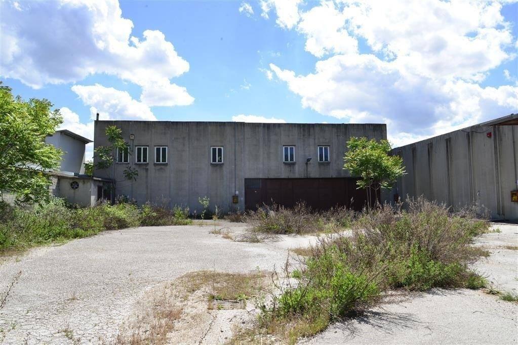 Capannone in vendita a Campello Sul Clitunno