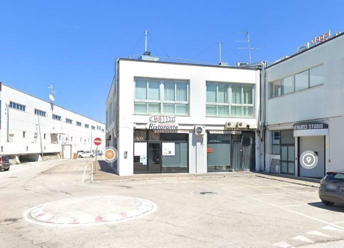 Palazzina commerciale in vendita a Civitanova Marche